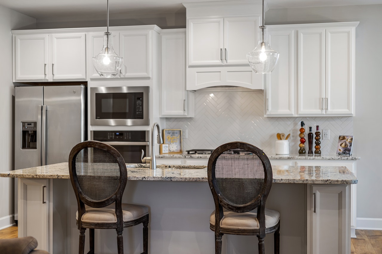 6 Ideas for Designing a Shoreline Kitchen Fit for a Cook